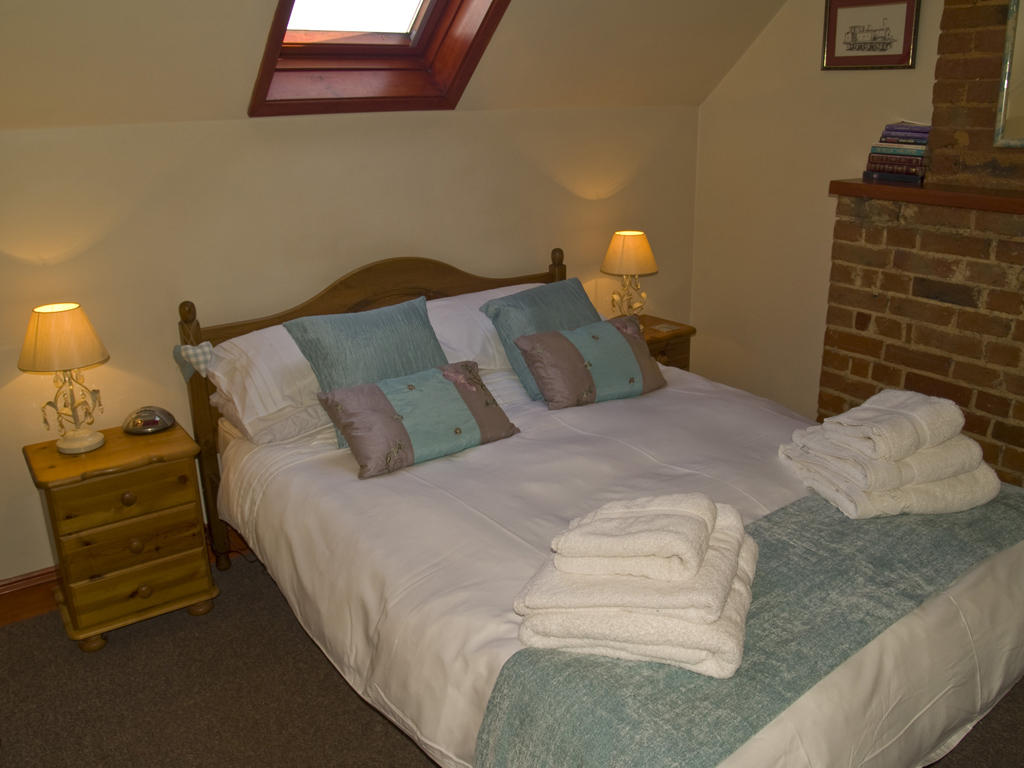 OLYMPUS DIGITAL CAMERA - Railway Station Cottages