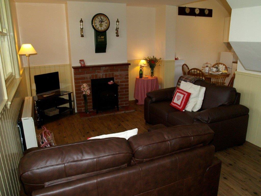 BlueBell Lounge - Railway Station Cottages